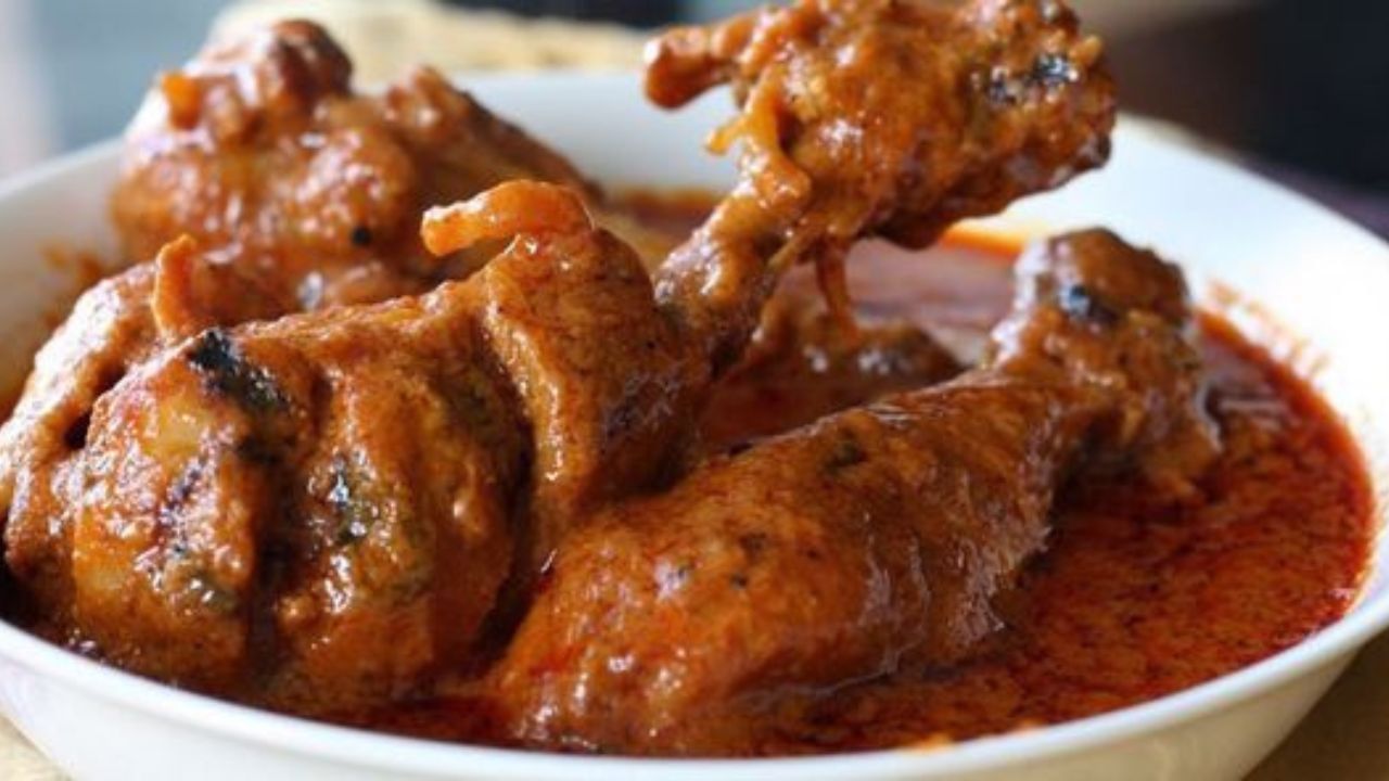 মাংস ভাল করে ধুয়ে নিয়ে টক দই, হলুদ, জিরে ও লঙ্কা গুঁড়ো দিয়ে মাখিয়ে ...