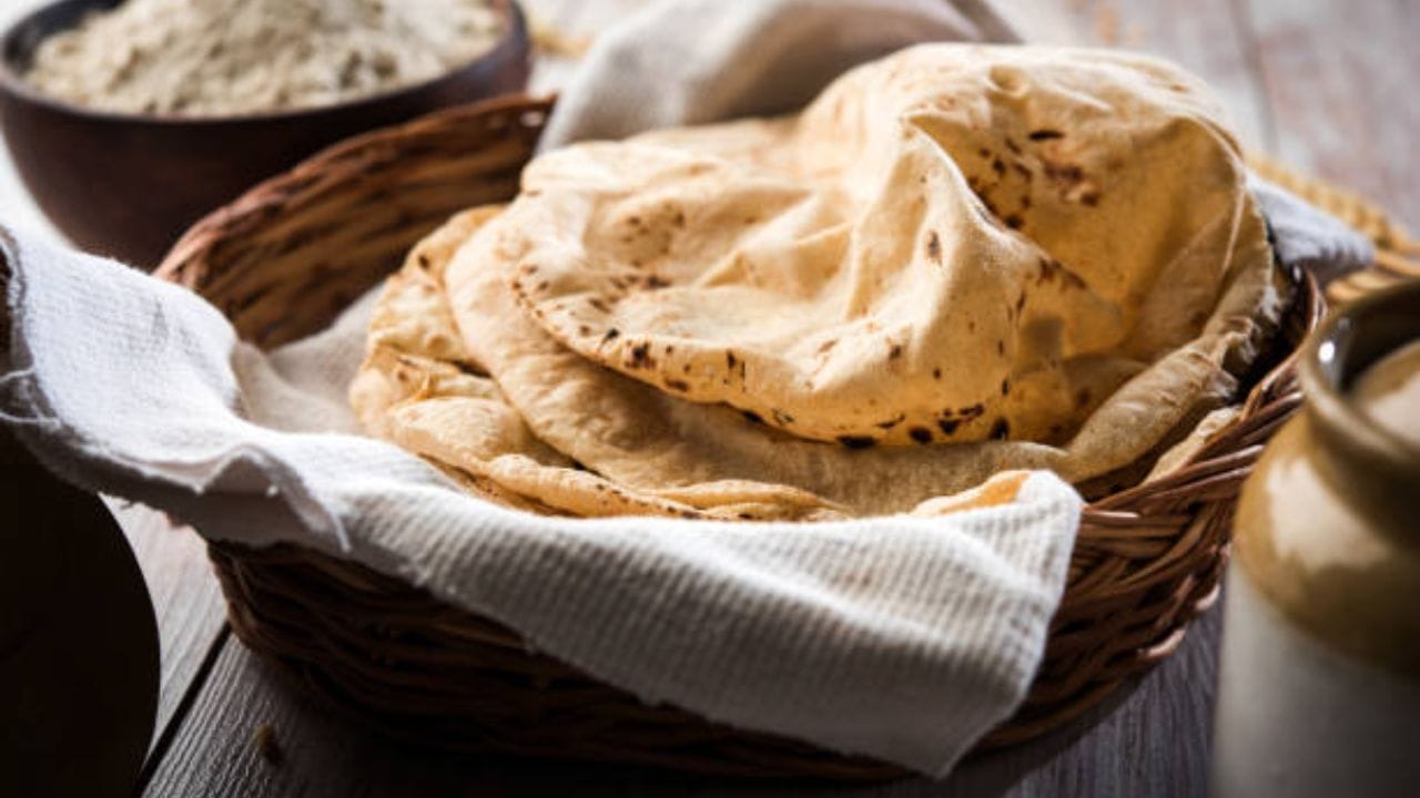 Roti Making Tips: টিফিনে রুটি নিয়ে গেলে শক্ত হয়ে যায়? আটা মাখার সময় ...