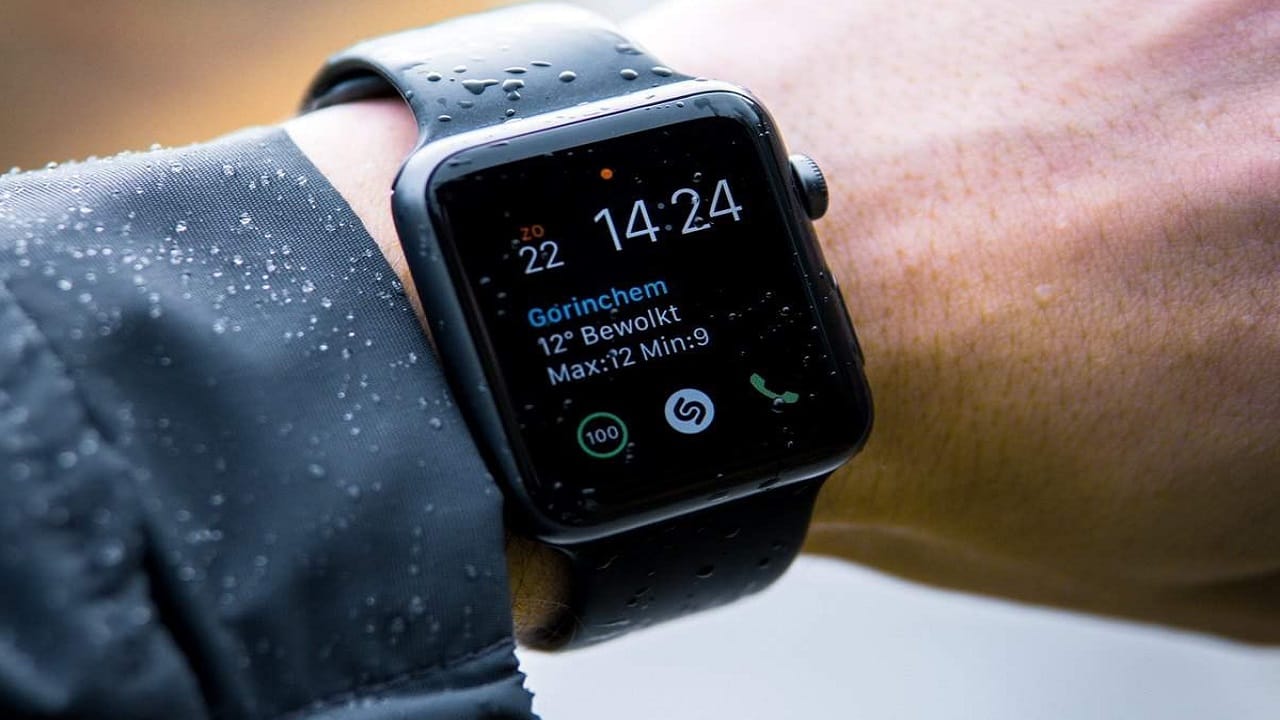 Waterproof Smartwatch: বৃষ্টিতে ভিজে ফুটবল খেলুন কিংবা নেমে যান সুইমিং ...