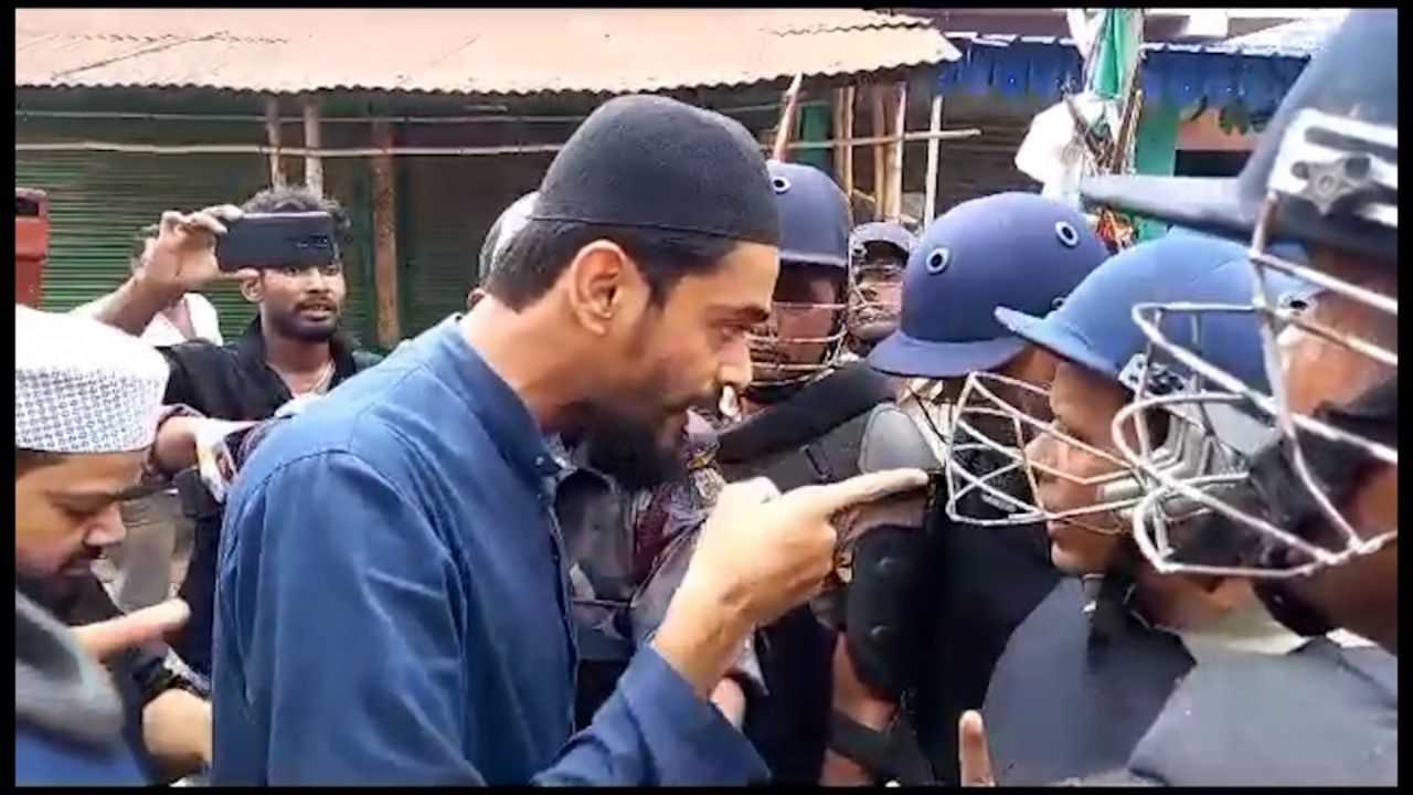 Nawsad Siddique: এ কোন নওশাদ! জন্মভিটেতে 'ঢিল' পড়তেই পুলিশকে আঙুল উঁচিয়ে তুই-তুকারি - Bengali ...