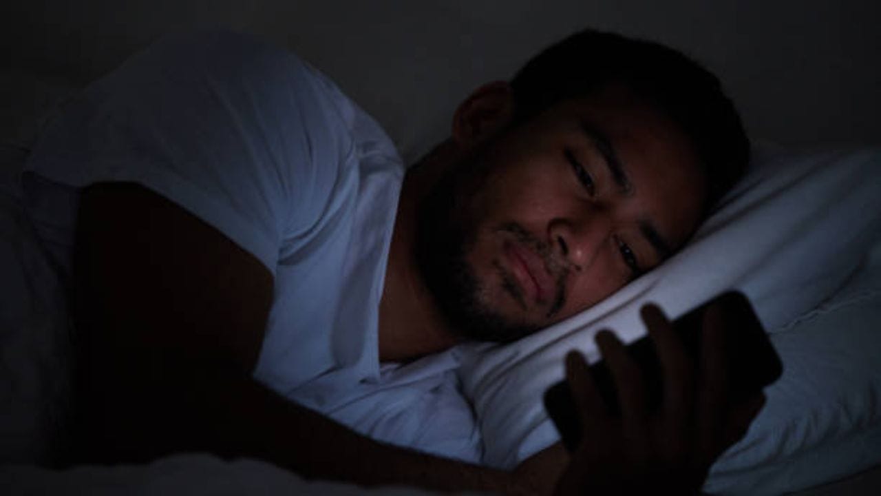 Less Sleep Problem: রক্তের গরম দেখিয়ে কম ঘুমে কাজ সারছেন? ৪০ পেরোতে না ...