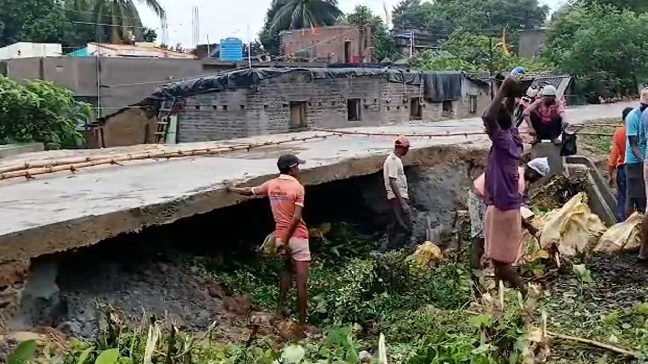 Bankura Rail Road Collapsed: রেল লাইনের পাশে ঝুলছে রাস্তা! - Bengali ...