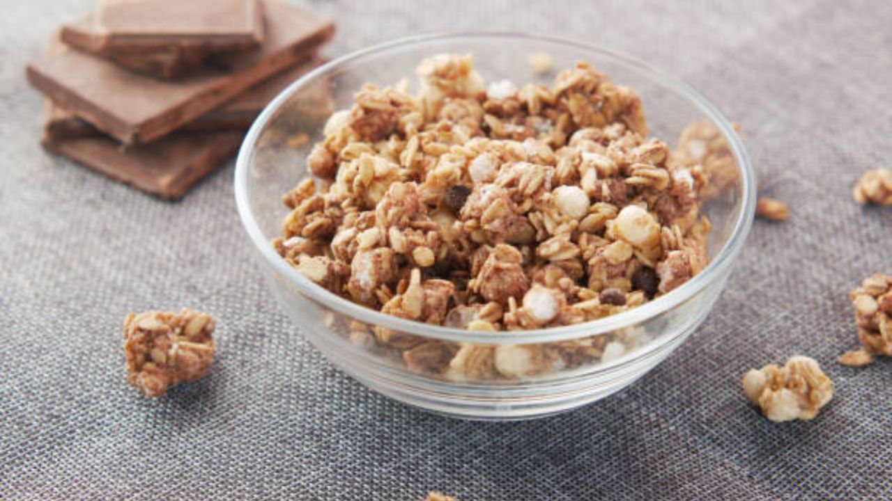 Museli: রান্নাঘরে তাকে কৌটোভর্তি মুসলি পড়ে রয়েছে? কোন উপায়ে খাবেন ...