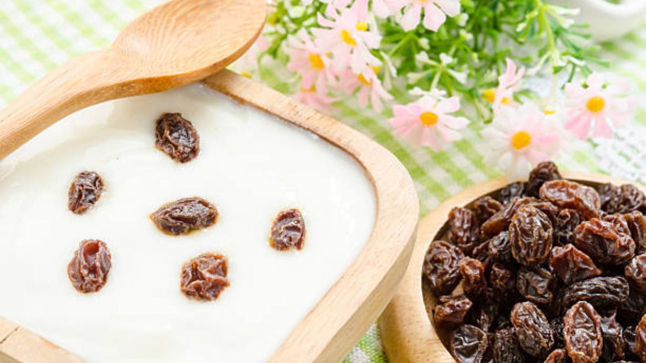 Yogurt-Raisin: টক দইয়ের উপর কিশমিশ ছড়িয়ে খান, পেটের রোগ-ভোগ দূর হবে ...