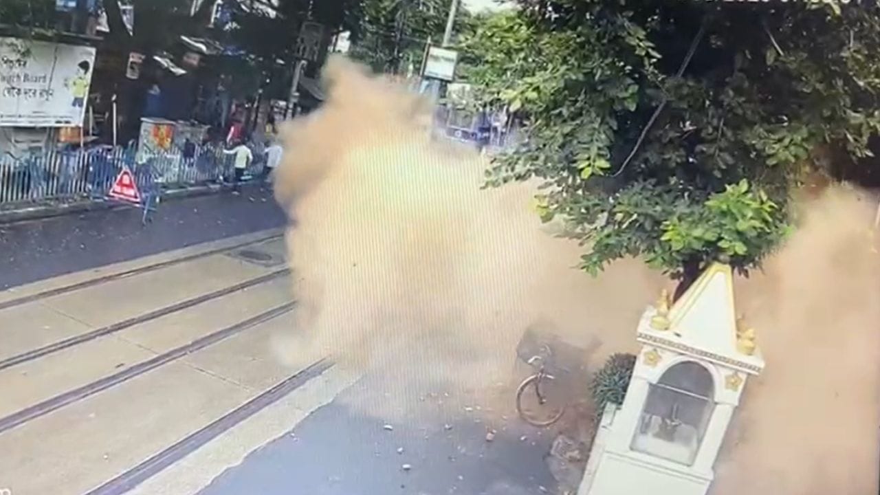 Building Collapse Video: ভিডিয়ো: ধুলোয় ঢেকে গেল হেদুয়ার রাস্তা ...