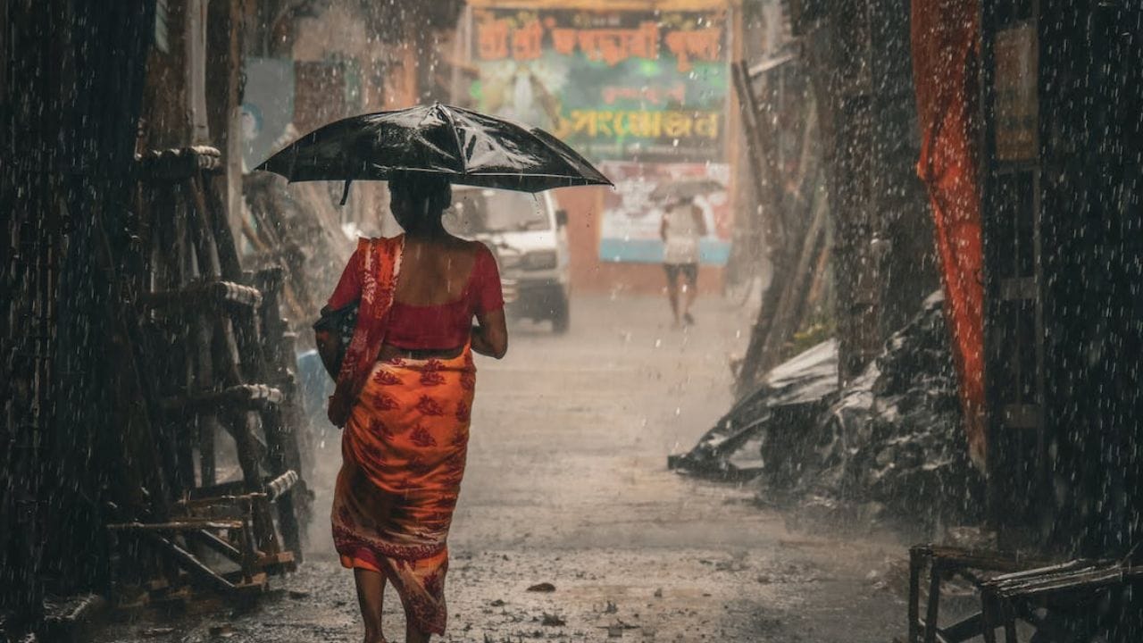 Weather Update: নিম্নচাপেই বদলে গেল আকাশের চেহারা, পুজোর মুখে জারি হলুদ ...