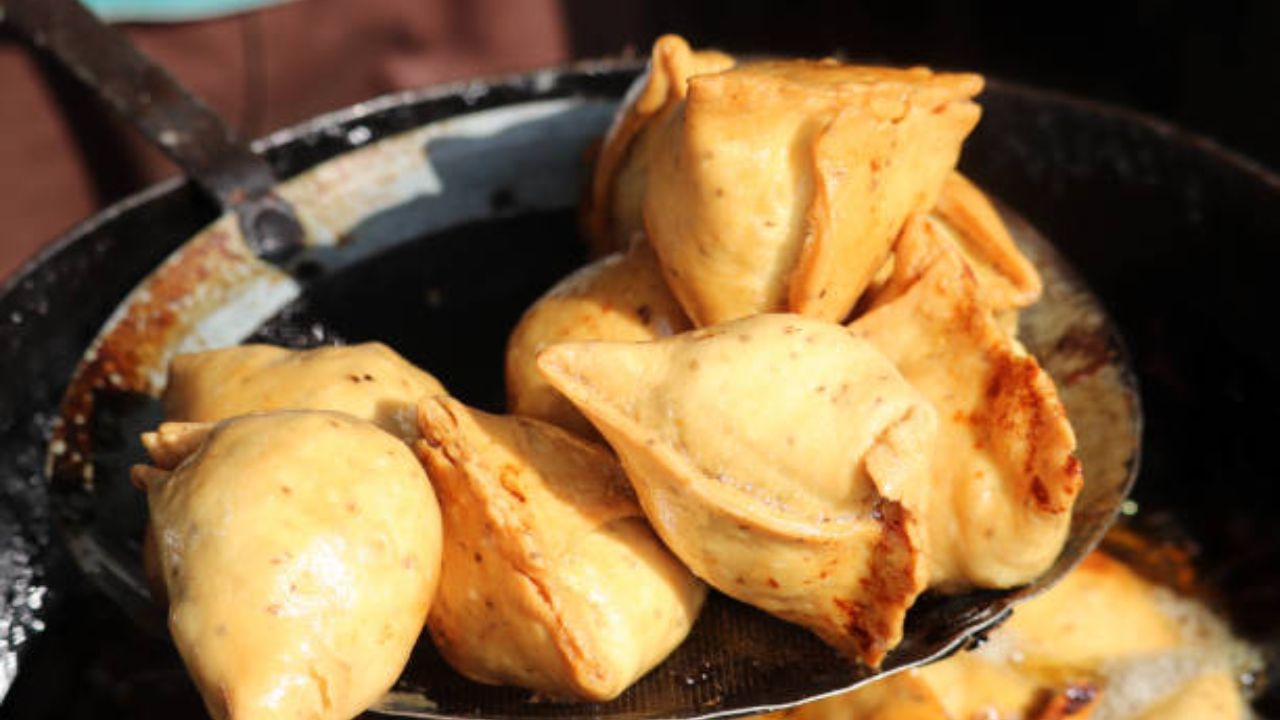 Samosa Recipe: মিষ্টি দোকানের মত মুচমুচে খাস্তা সিঙ্গারা বানিয়ে নিন এই ...