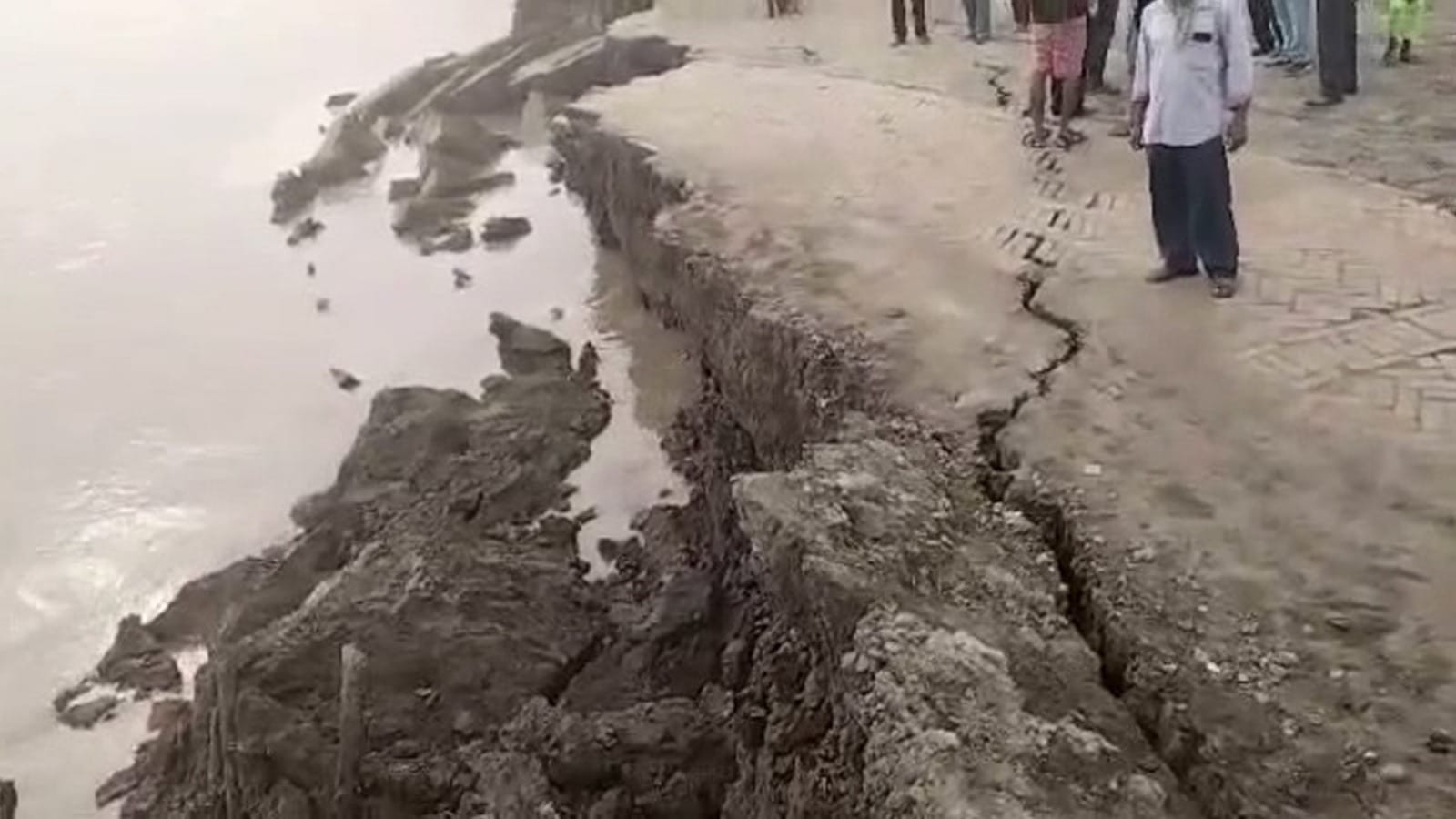 Basirhat News: রায়মঙ্গল নদী বাঁধে ভাঙন! - Bengali News | River Bank ...