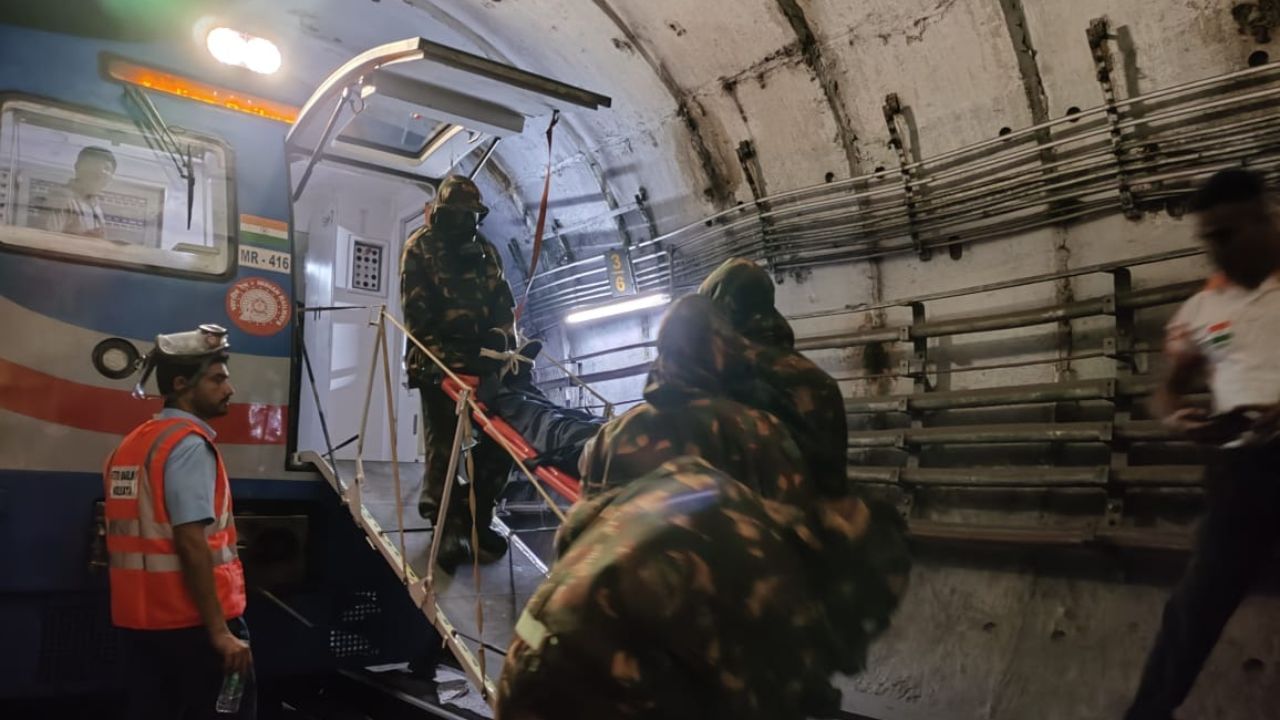 Kolkata Metro: মেট্রো স্টেশনের সুড়ঙ্গে দল বেঁধে এনডিআরএফ, কোনও বড় বিপদ? - Bengali News ...