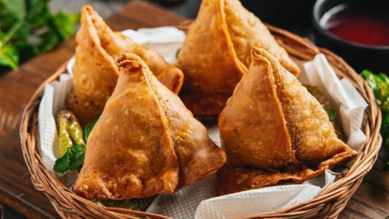 World Samosa Day: বর্ষার সন্ধ্যা জমে যাক মুচমুচে সিঙারার সঙ্গে, রইল সহজ ...