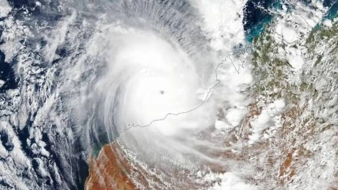 Cyclone Tej: তেজ বাড়াচ্ছে ঘূর্ণিঝড় ‘তেজ’, কোথায় আছড়ে পড়বে ...