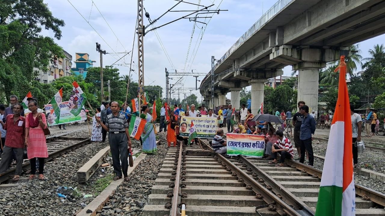 Rail Blockade: ক্যান্টনমেন্টে রেল অবরোধ, অফিস টাইমে নাকাল যাত্রীরা - Bengali News | Rail ...