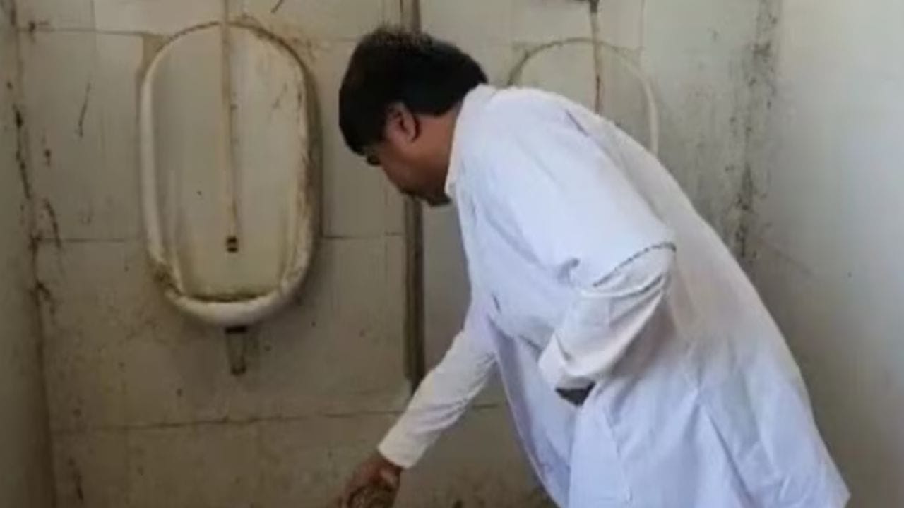 Patient Death in Govt Hospital: বাথরুম সাফ করে ভাইরাল, সরকারি ...