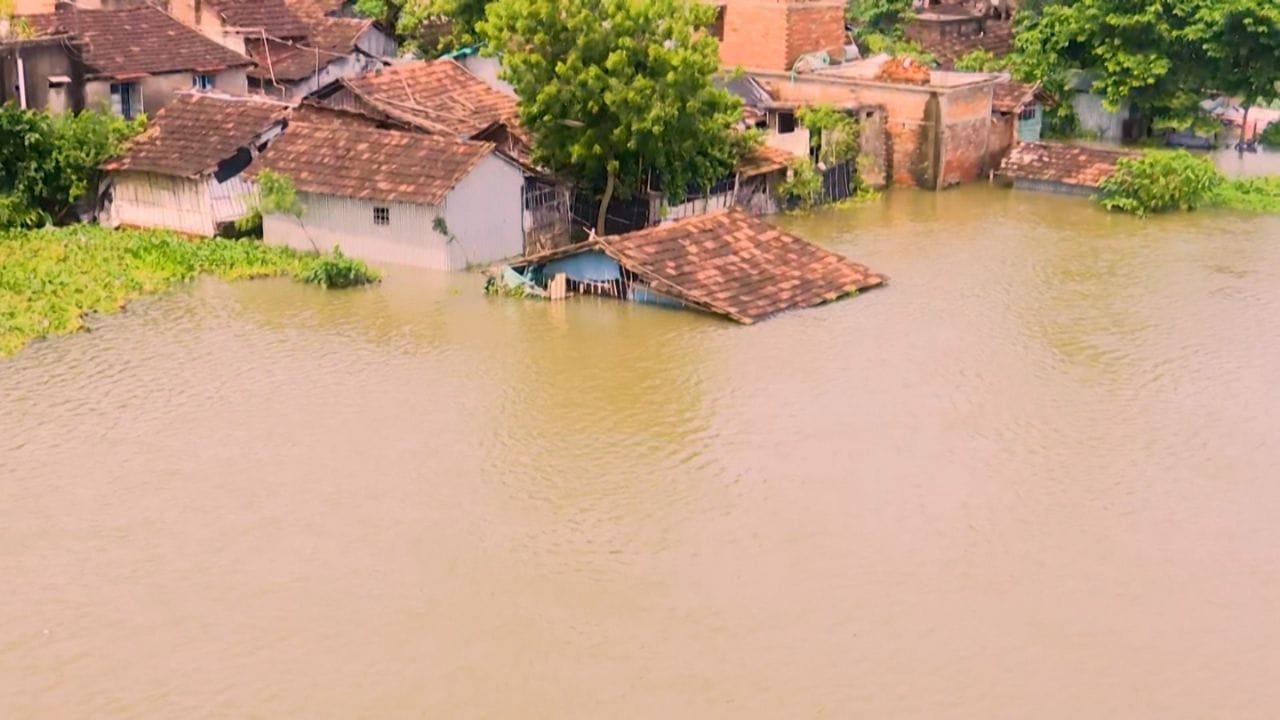 Maldah Flood Situation: বামনগোলায় ৮ ফুট জলের স্তর, উঁকি মারছে শুধু ছাদ ...