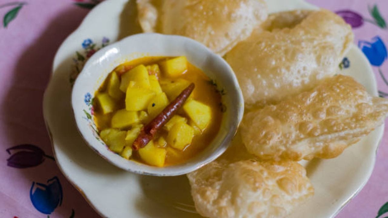Luchi Recipe: সুজি-মটরশুঁটি দিয়েই হবে দারুণ ফুলকো নরম লুচি, ভোগেও ...