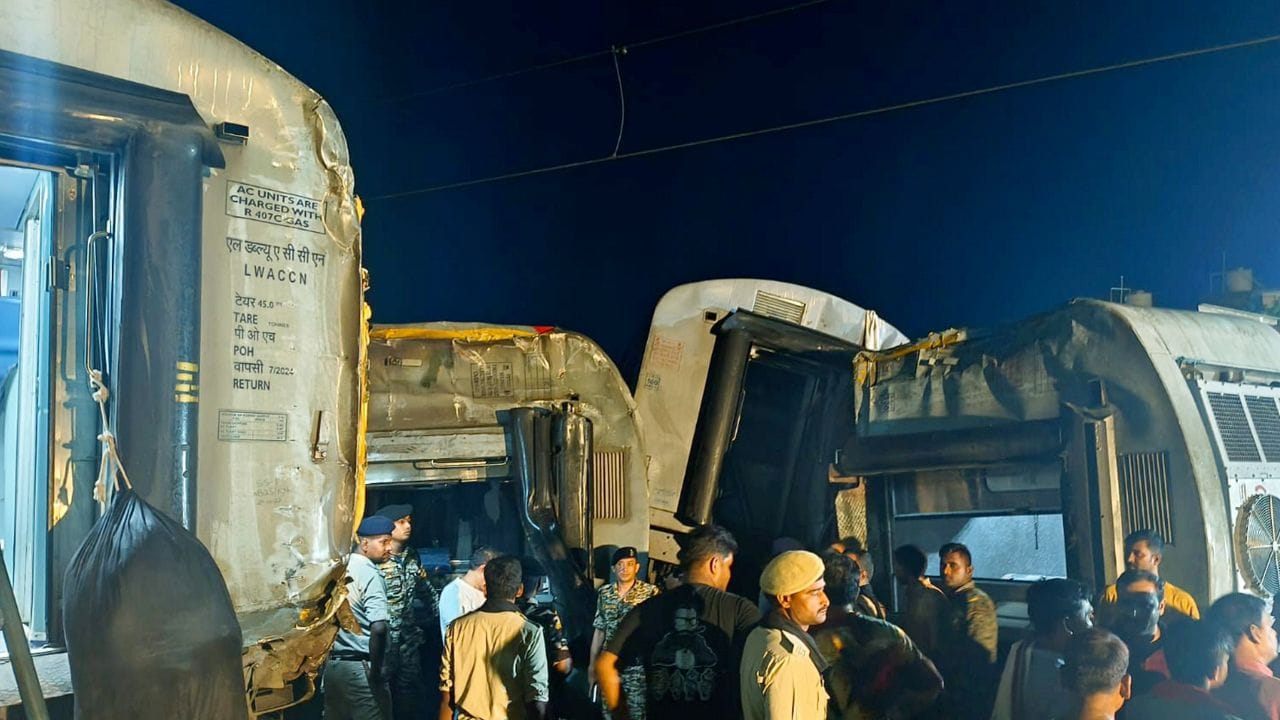 Bihar Train Accident: লাইনচ্যুত নর্থ ইস্ট এক্সপ্রেসের ২১টি কামরাই ...