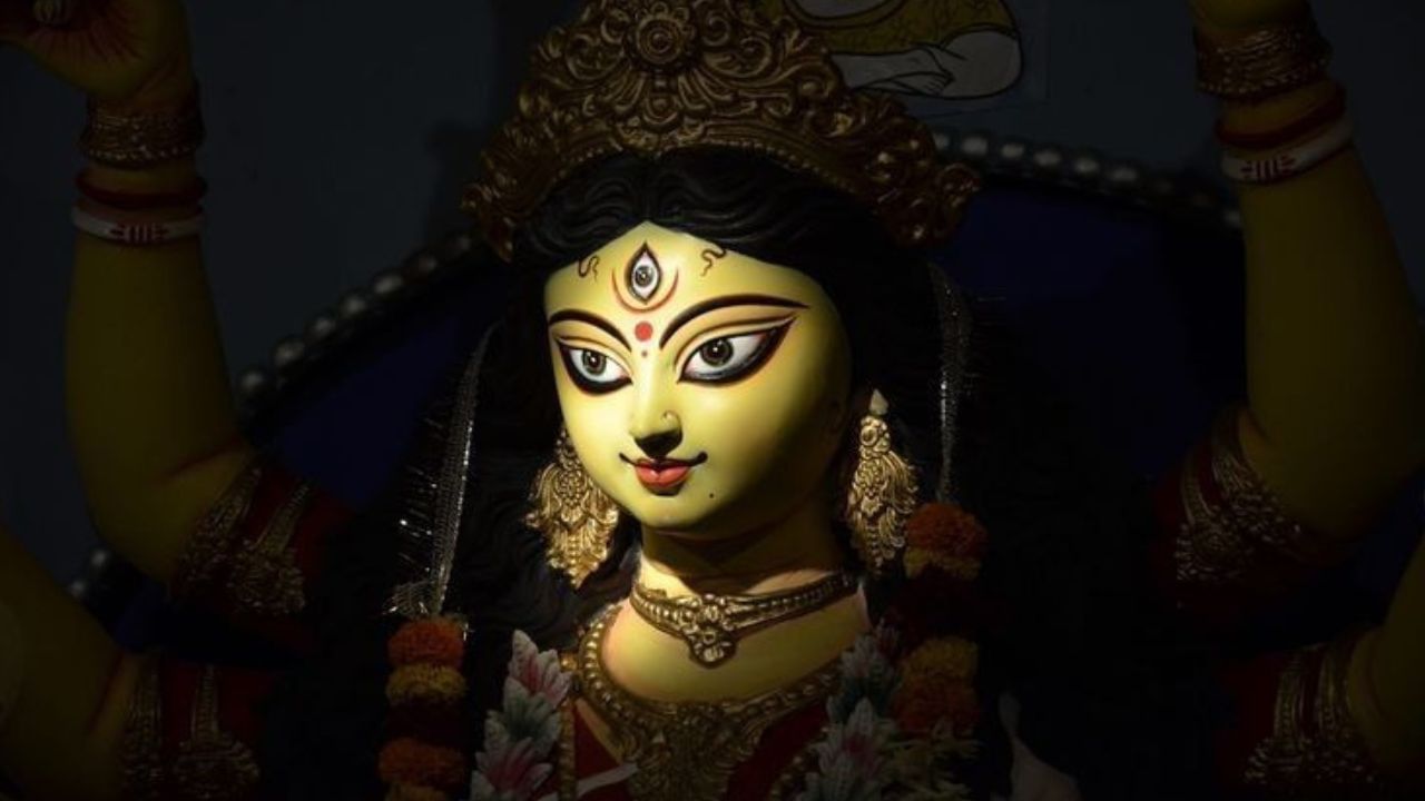 Durga Puja 2023: কোন হাতে কোন অস্ত্র? দশভুজার অস্ত্রের গুরুত্ব ও তাত্‍পর্য জানেন না অনেকেই ...