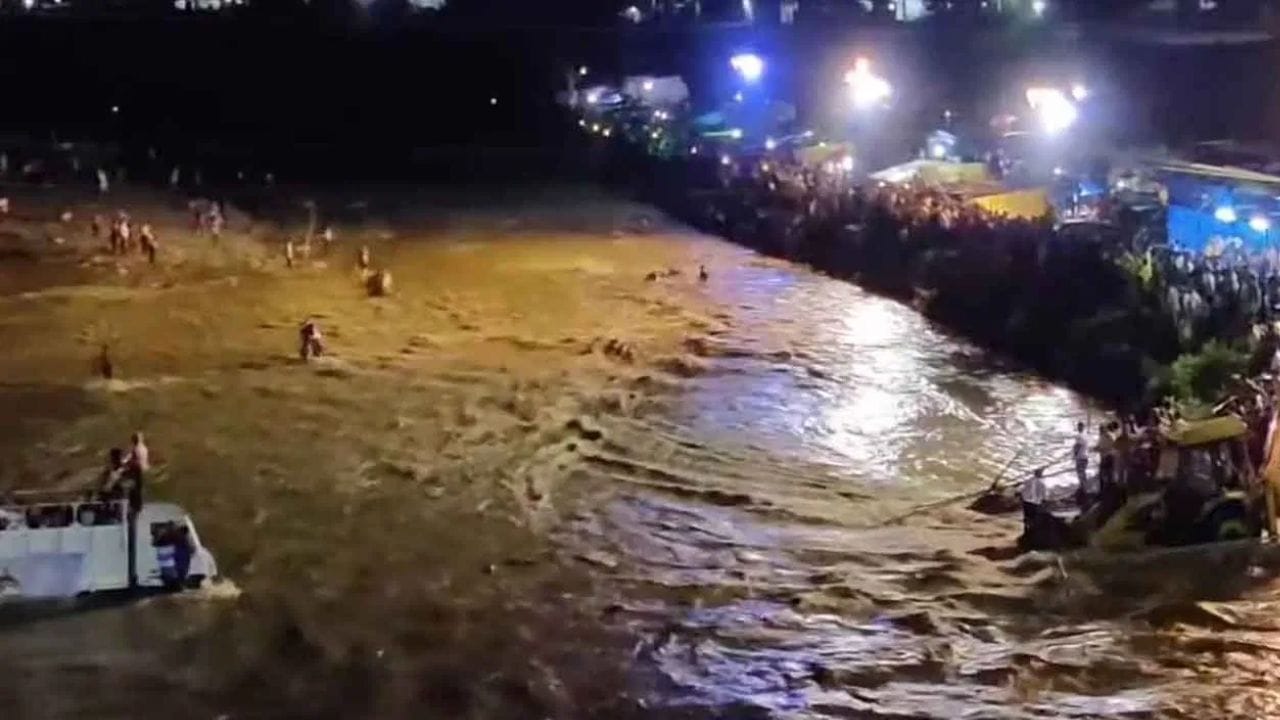 Flash Flood: বছর ঘুরল ভয়ঙ্কর সেই দশমীর, কার্নিভালের প্রস্তুতির মাঝেও জাগছে ক্ষত - Bengali News ...