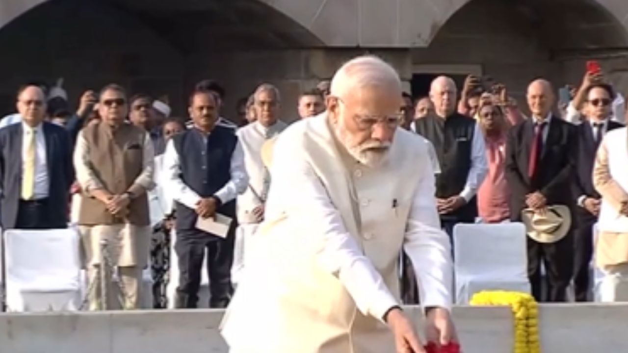 PM Narendra Modi: সকালে গান্ধীর সমাধিতে শ্রদ্ধার্ঘ প্রধানমন্ত্রী মোদীর ...