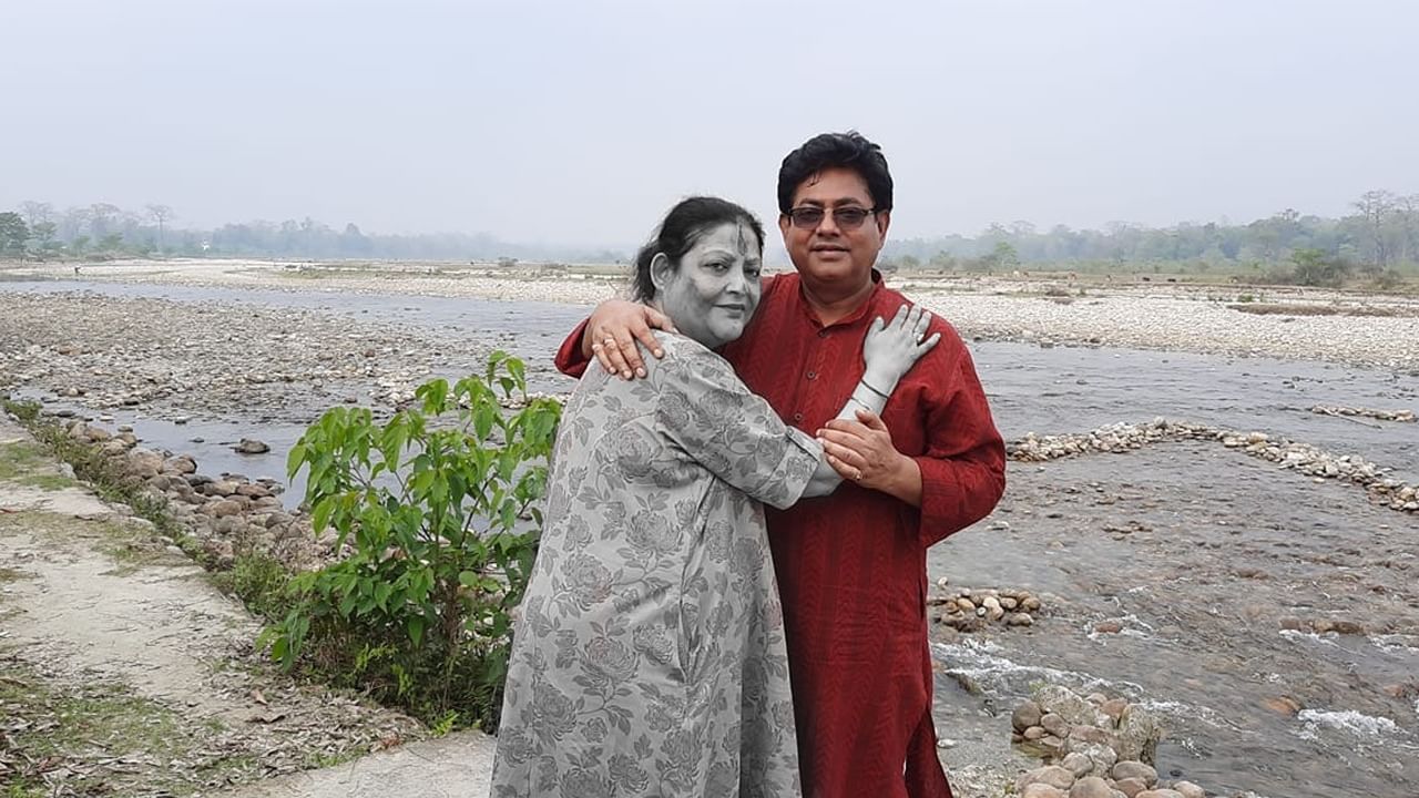 Shankar Chakraborty: মৃত স্ত্রী সোনালীর লেখা কবিতার বই পড়তে গেলে আজকাল ...