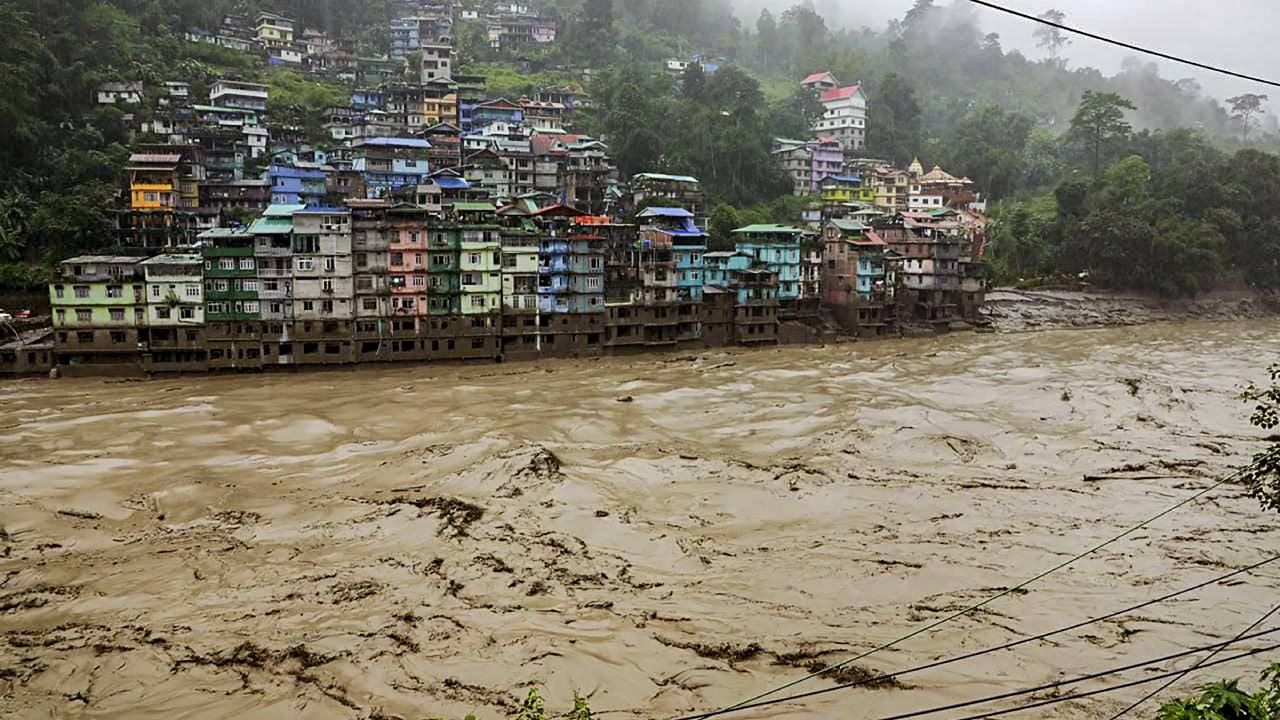 Sikkim Flood: মৃত ১৪, নিখোঁজ ১০২, হড়পা বানের জেরে সিকিমে আটকে তিন হাজার পর্যটক - Bengali News ...