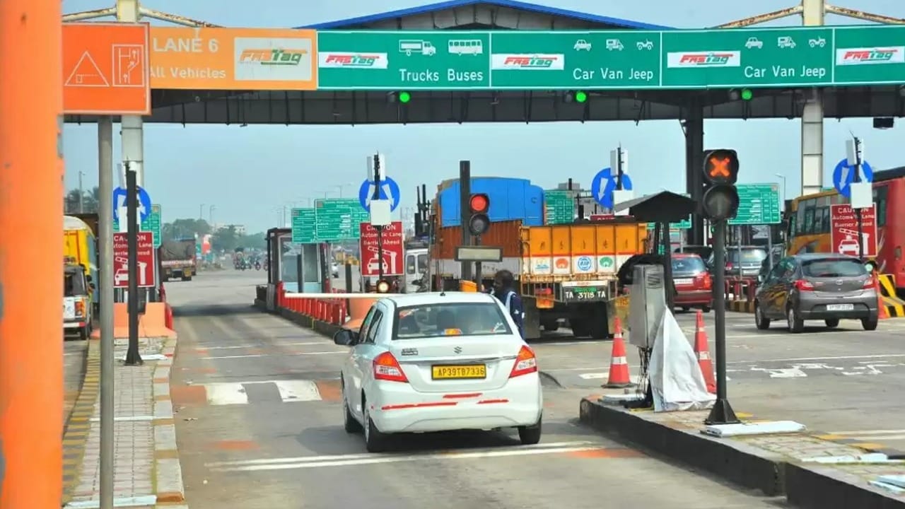 Toll Tax: টোল প্লাজায় ট্যাক্স মকুব! - Bengali News | Paying Toll Tax ...