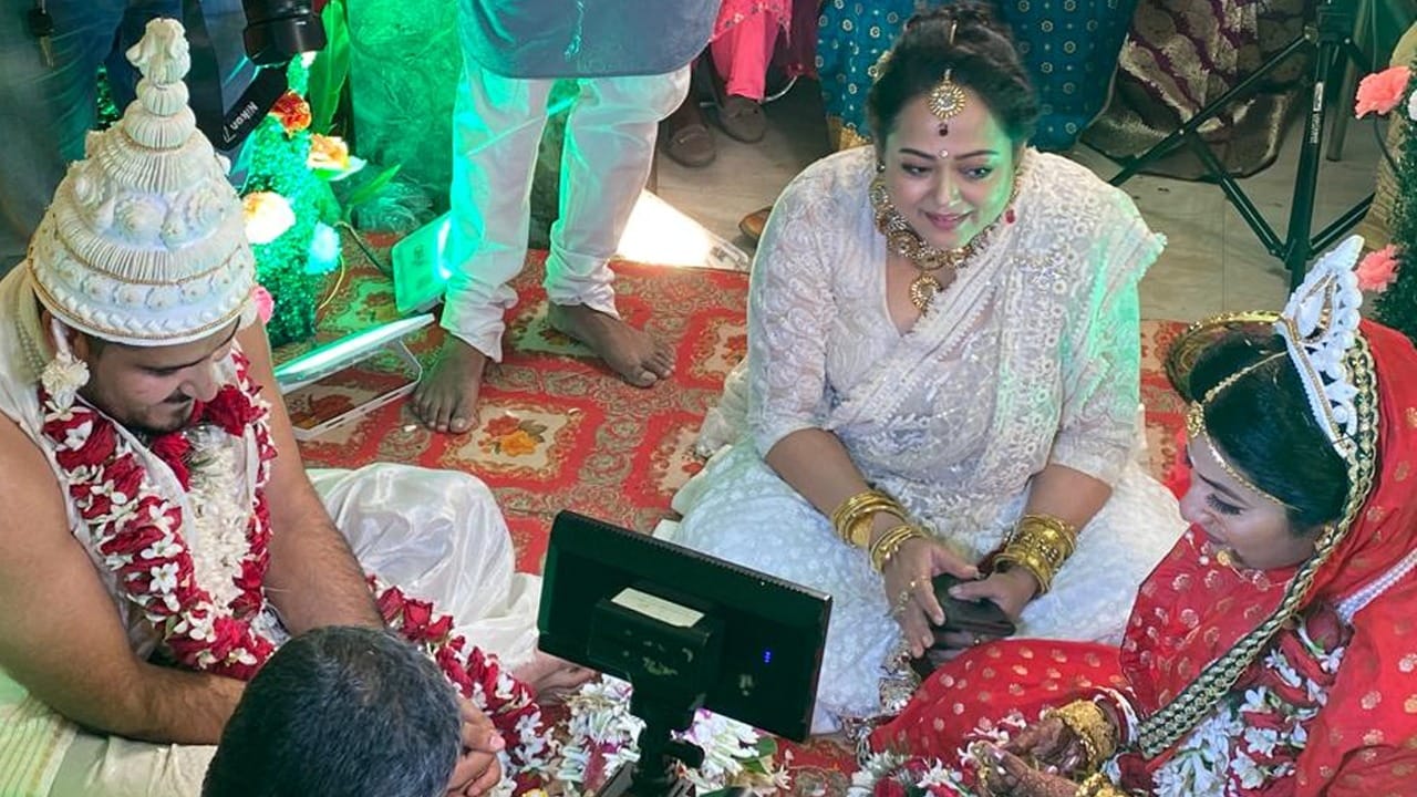 Tolly Couple Gets Married: 'বাঘাযতীন' ও 'মা সারদা'র সাত পাক, মণ্ডপে ...