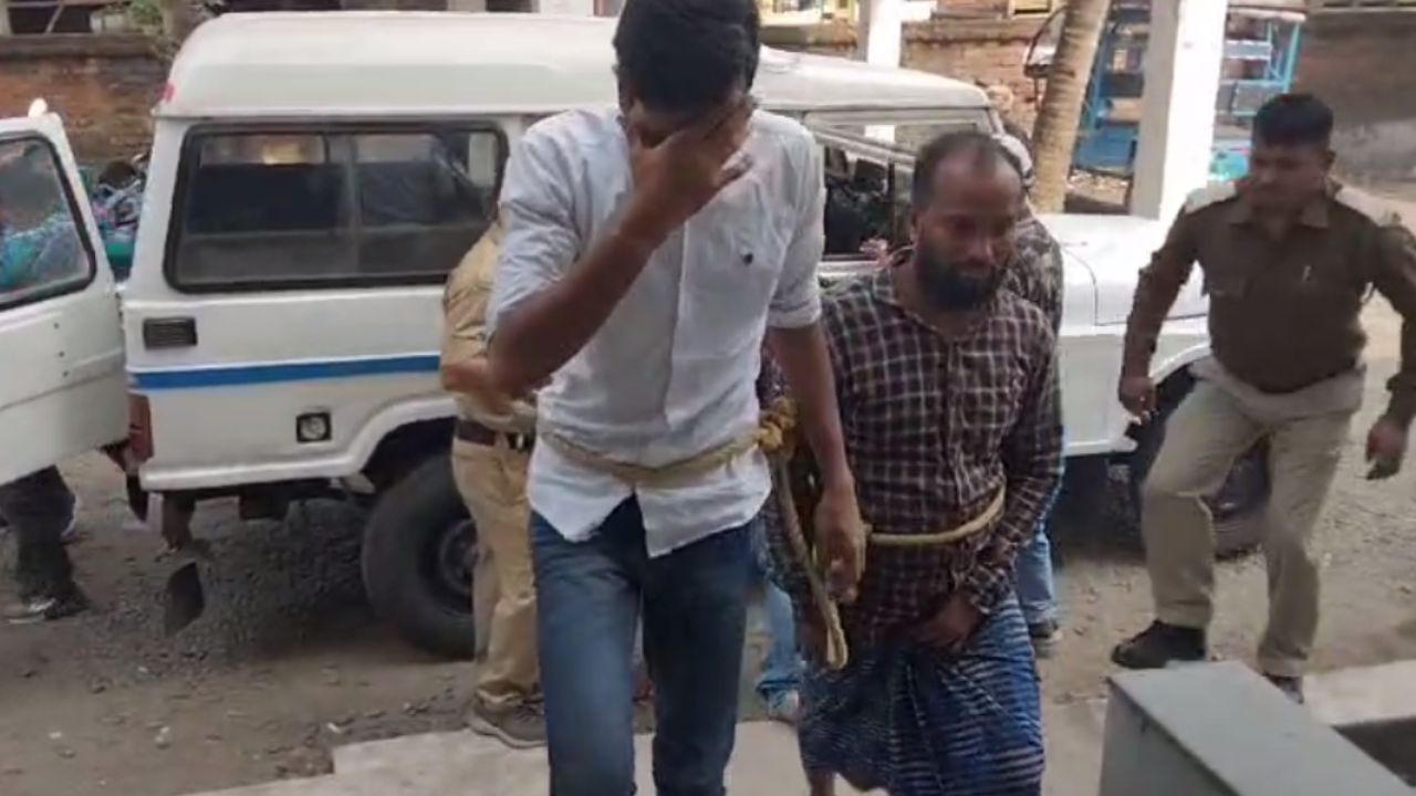 Barasat: ৩৫ সেমি কালো লম্বা! হাতে নিতেই পুলিশ ধরল ওদের - Bengali News ...