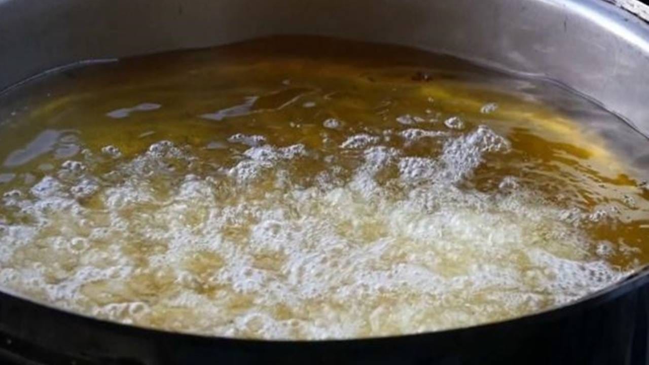 Boiling Oil: সতীত্বের পরীক্ষা দিতে গরম তেলে হাত ডোবাতে নির্দেশ চার ...