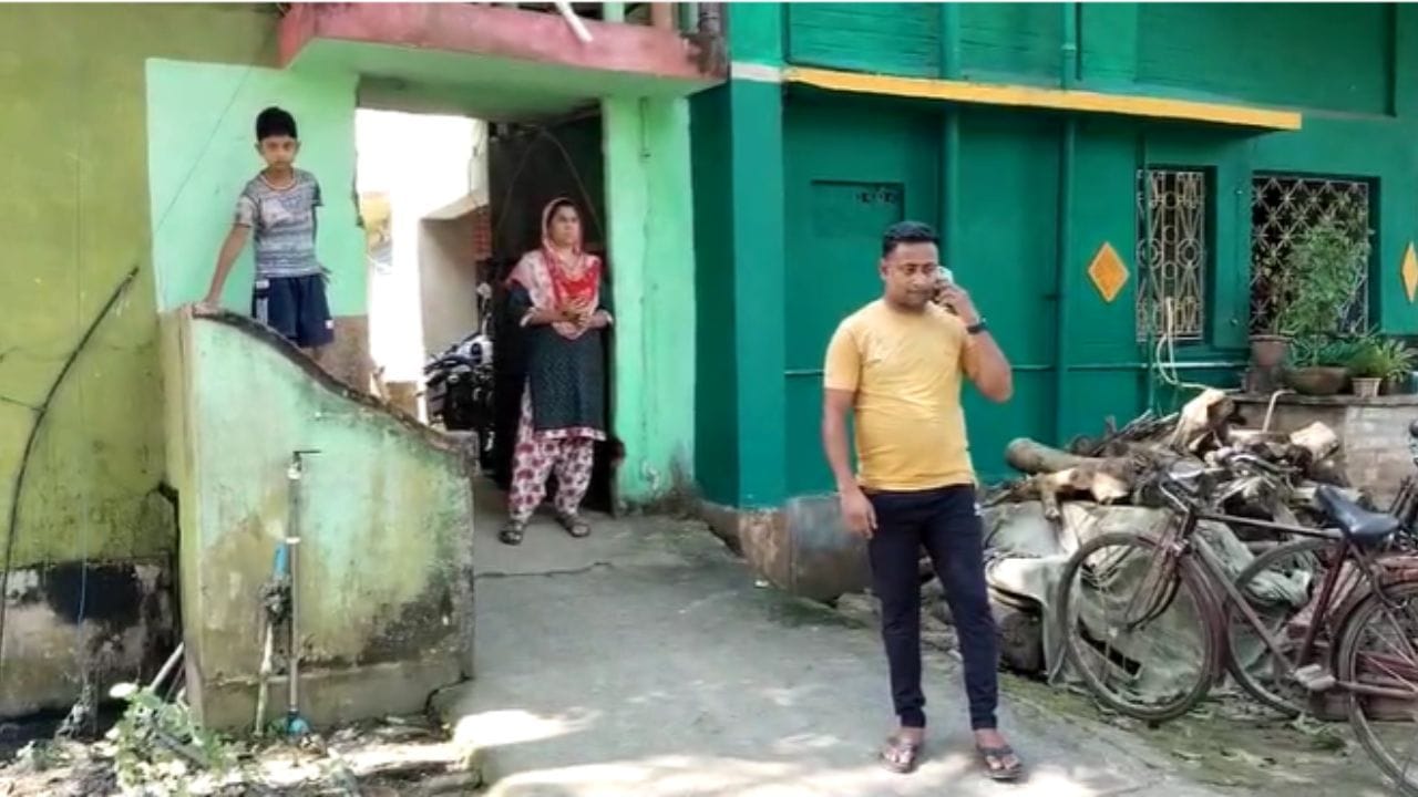 Budge Budge: ভেবেছিলেন রাস্তায় জল ফেললেন কেউ, ভোরে দরজা খুলতেই গায়ে কাঁটা দিল ব্যবসায়ীর ...