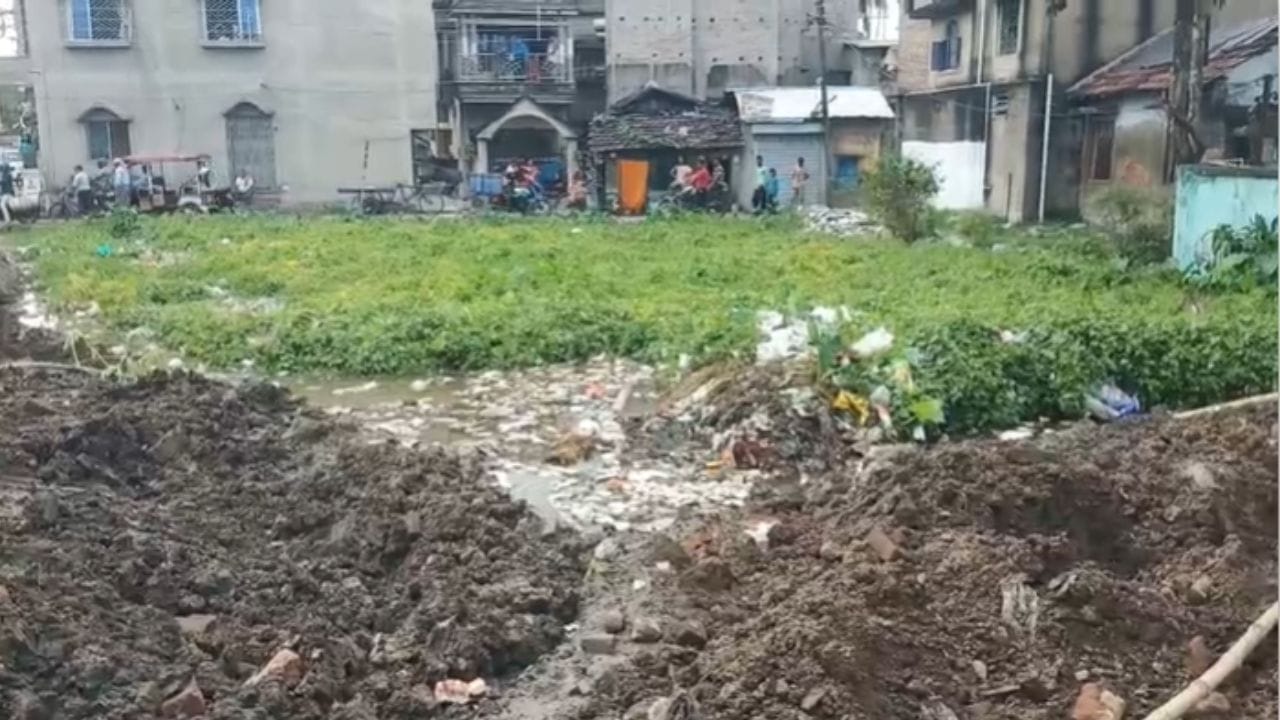 Domjur: মাটি ফেলে এলাকার একটিমাত্র পুকুর বোজানো হচ্ছিল, চাঞ্চল্য ...