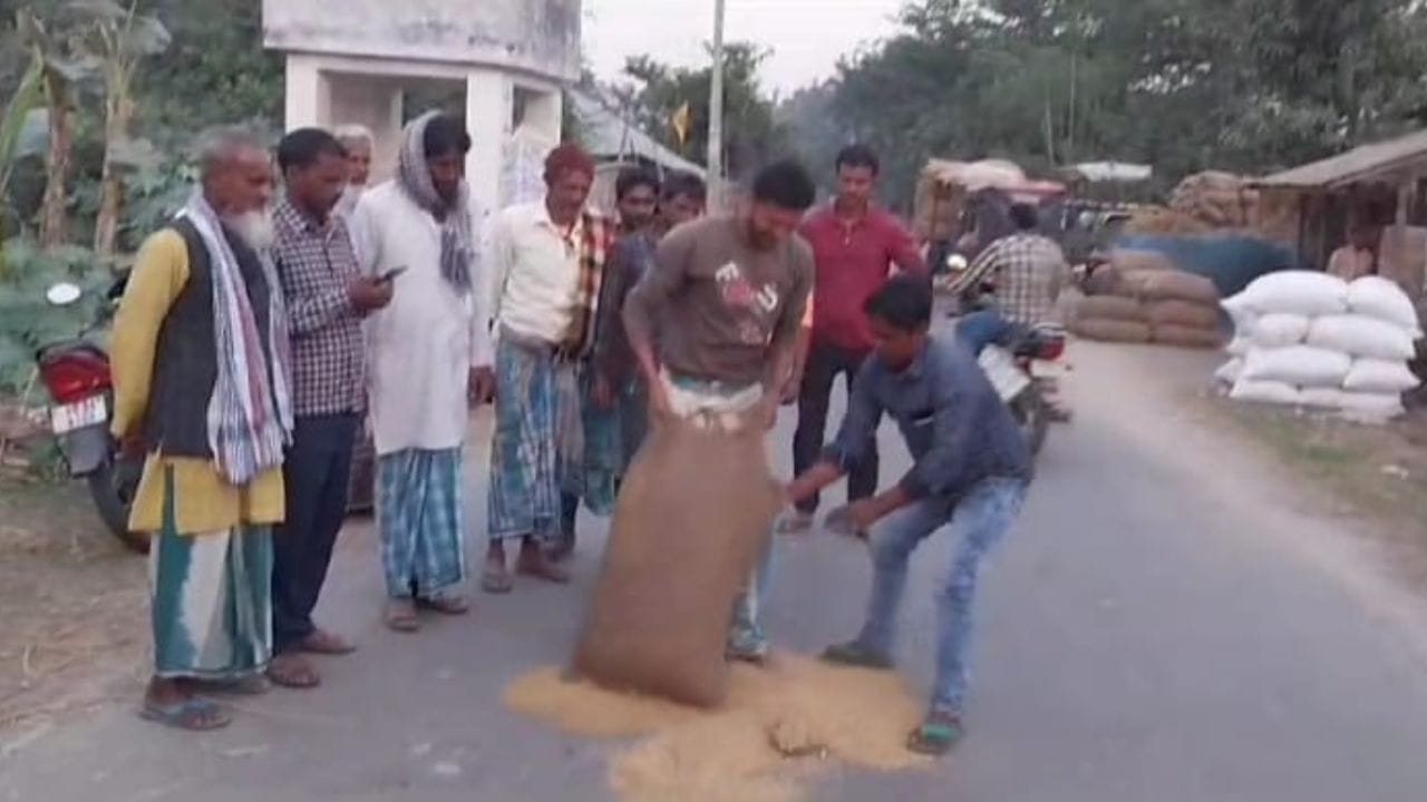 Maldah: কুইন্টাল প্রতি ৫ কেজি 'কাটমানি', বস্তা বস্তা ধান রাস্তায় ...