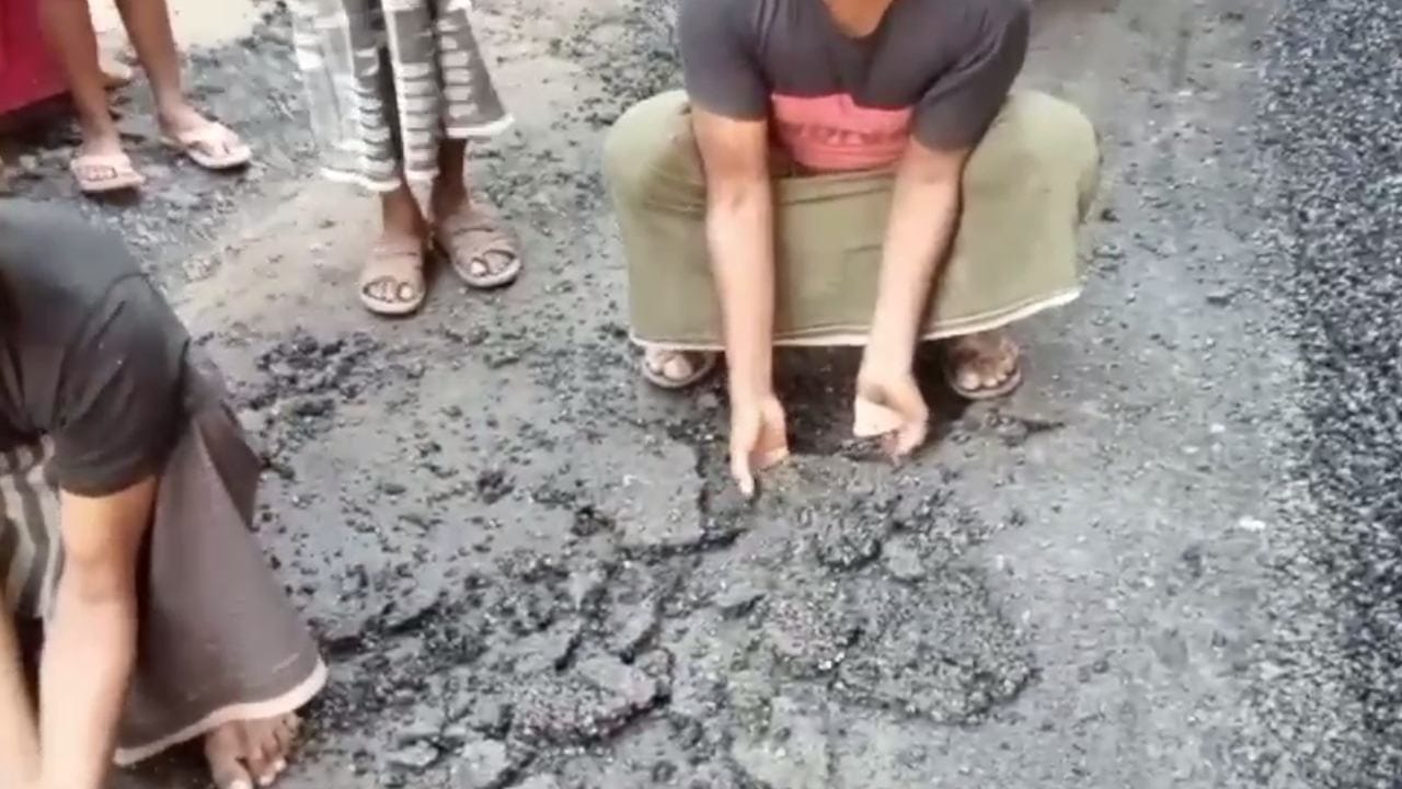 North 24 Pargana: রাস্তা তৈরিতে দুর্নীতির অভিযোগ, পিচ তুলে দেগঙ্গায় তুমুল বিক্ষোভ এলাকাবাসীর ...