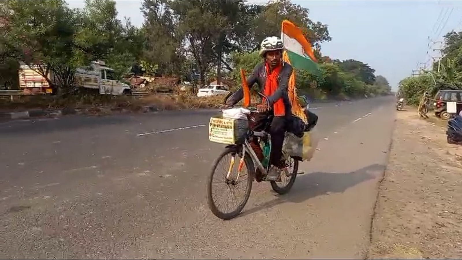 Vijay Sevak: সাইকেল নিয়ে তারাপীঠ, কালীঘাটে গুজরাটের বিজয় - Bengali ...