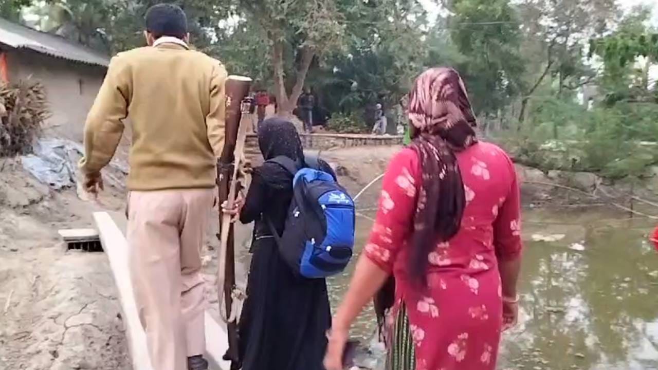 Basanti: ‘সব হয়েছে, তাও বিয়ে করছে না’, বাসন্তীতে প্রেমিকের বাড়ির সামনে ঠায় বসে নাছোড় যুবতী ...