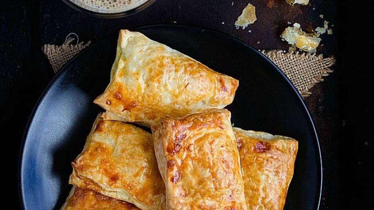Chicken Puff: ময়দা-চিকেনের ভালবাসায় তৈরি এই স্ন্যাকস গরম এক কাপ কফির ...