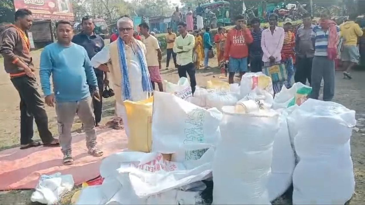 Duare Ration: দুয়ারে রেশন নিতে গিয়ে বিধায়কের হাতে ধরা পড়লেন ...