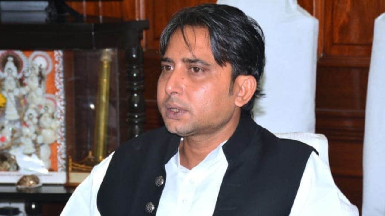 Bayron Biswas IT Raid: এখনও পর্যন্ত নগদ ৭১ লাখ, আয়কর হানায় বেরিয়ে এল ...