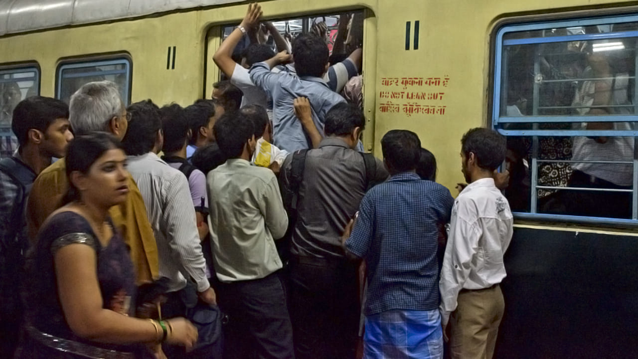 Howrah Burdwan Local: ভয়ঙ্কর ঘটনা! হাওড়াগামী চলন্ত লোকালের মহিলা কামরায় উঠে অতর্কিতে গুলি ...