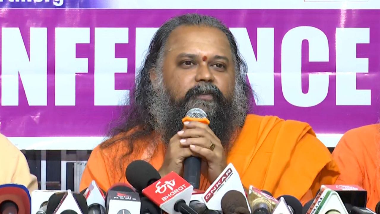 Bhagvat Geeta Chanting: গীতাপাঠের আসরেই লক্ষ কণ্ঠে নজরুলের গানও, জানেন ...