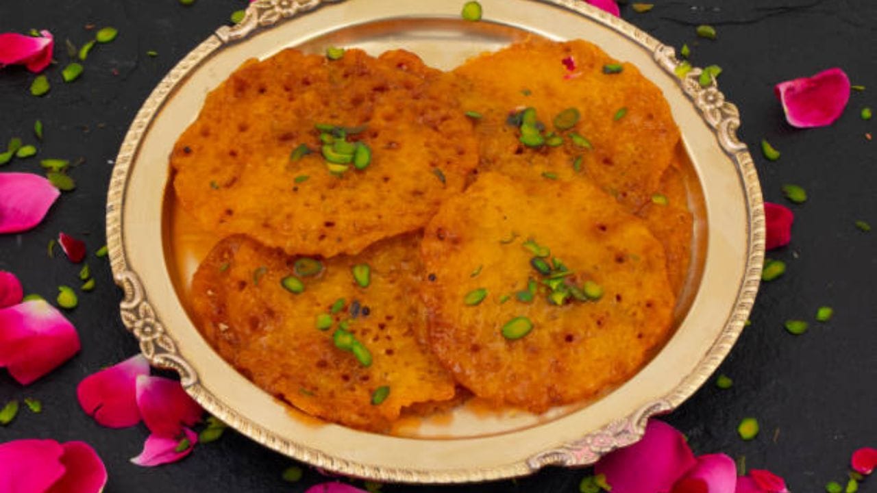 Winter Food: শীতের রাতে মিষ্টিমুখে জমজমাট রাঙাআলুর মালপোয়া, বানাতে ...