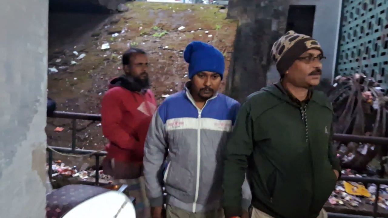 Sand Smuggling: অজয় নদ থেকে দেদার বালি পাচার, গ্রেফতার ৬ - Bengali ...