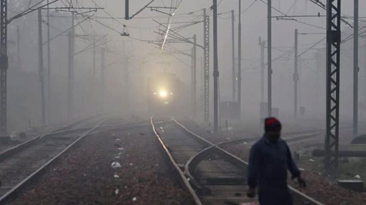 Fog Pass Devices: ১৯,৭৪২ ট্রেনে 'ফগ পাস ডিভাইস, তাও কেন এত লেট? - Bengali News | Indian rail ...