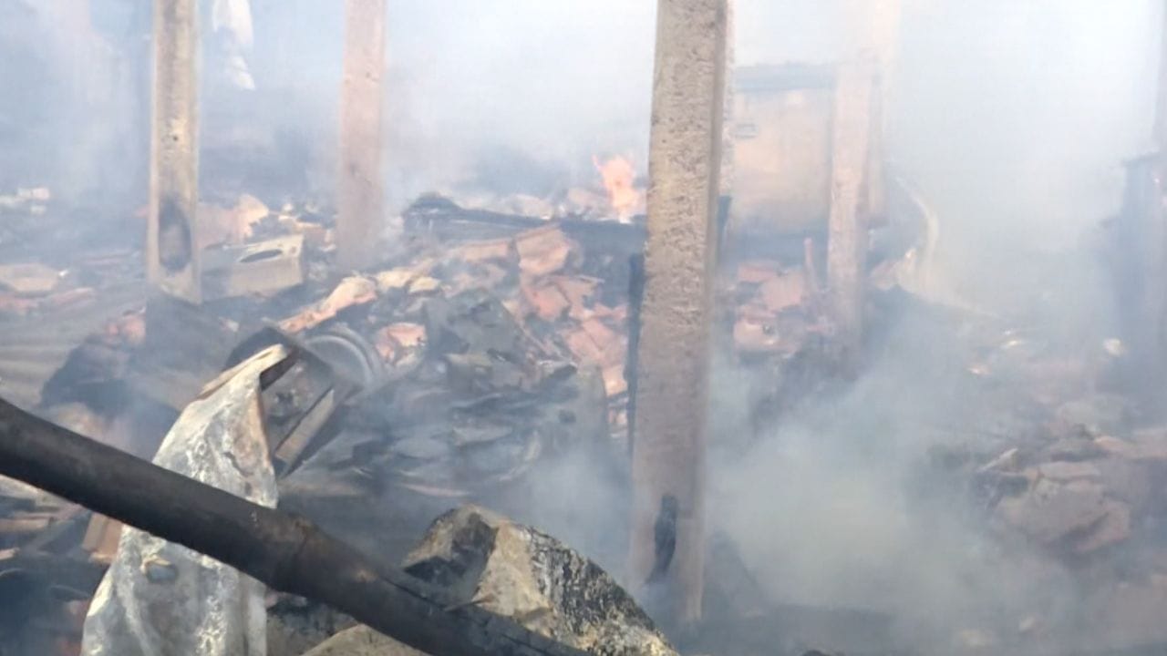 Kudghat Fire: কুঁদঘাট মেট্রো স্টেশনের কাছে ভয়াবহ আগুন, পুড়ল একের পর ...
