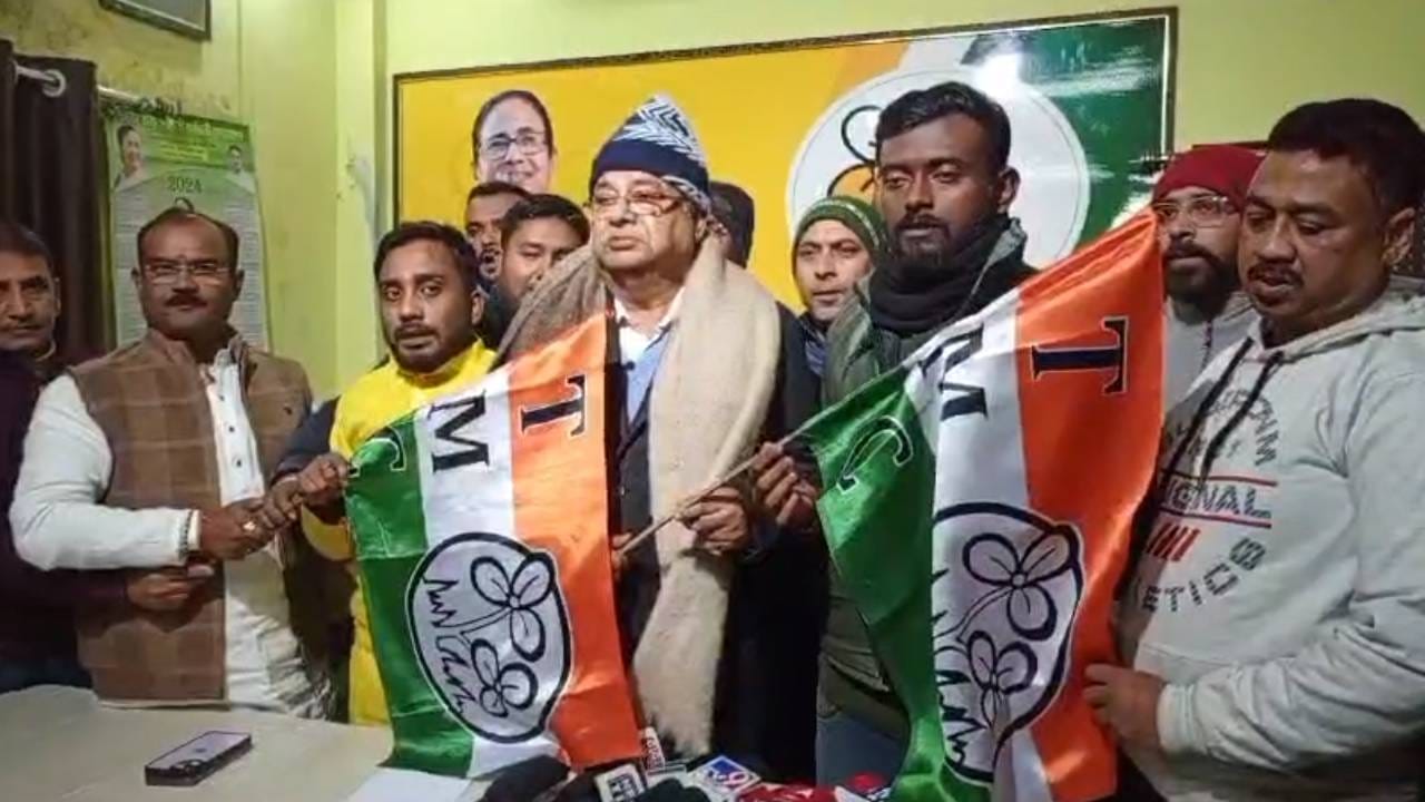 SFI Leader in TMC: বহিষ্কার হতে না হতেই পাল্টি এসএফআই নেতার - Bengali ...