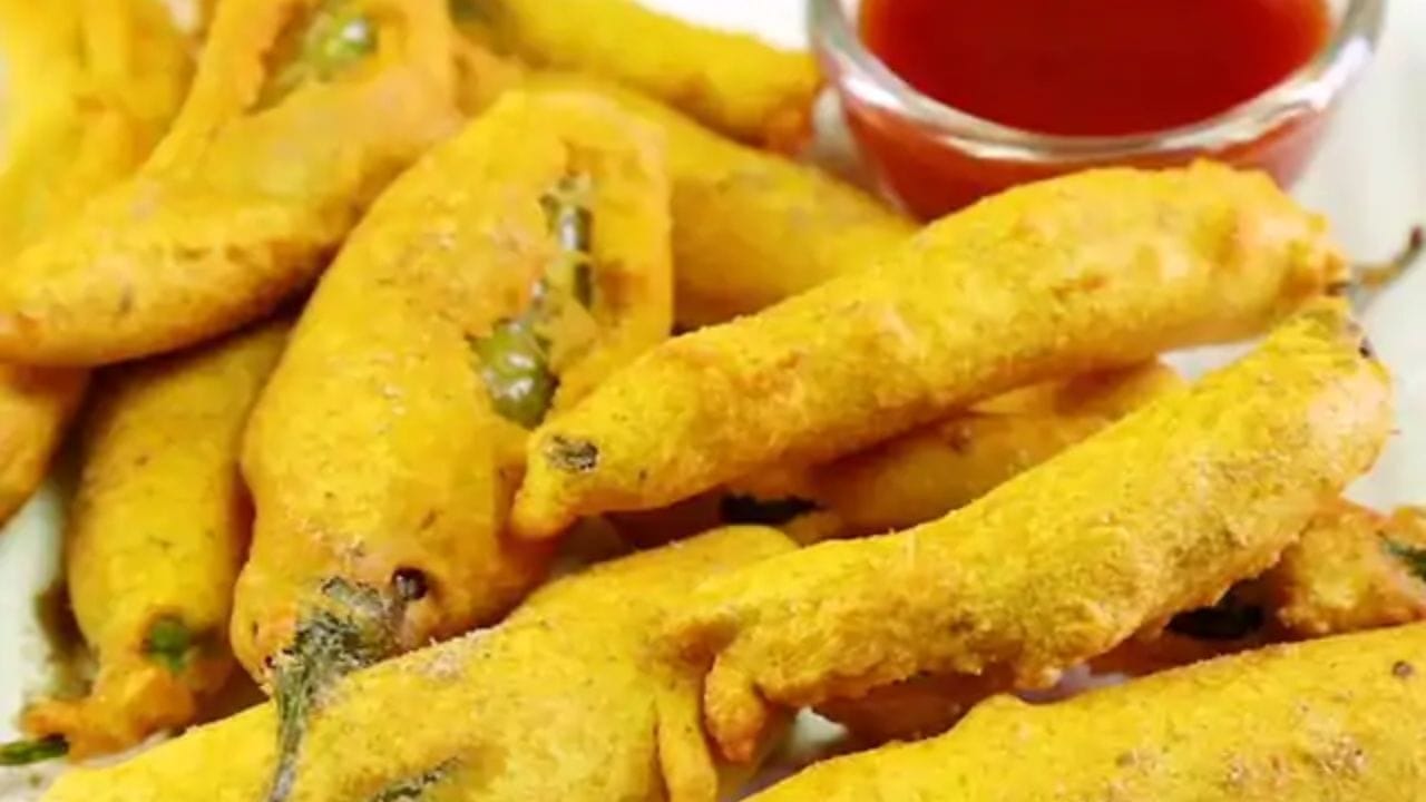Mirchi Pakoda : গরম লম্বা লঙ্কার চপ দেখেই জিভে জল? এভাবে বানিয়ে নিতে ...