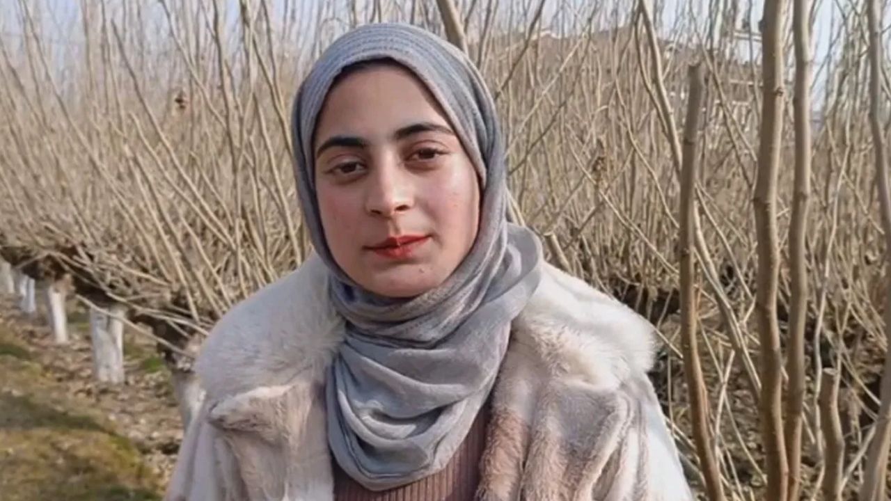 Video: পাহাড়ি ভাষায় রাম ভজন গাইলেন কাশ্মীরি-কন্যা, কে এই তরুণী ...