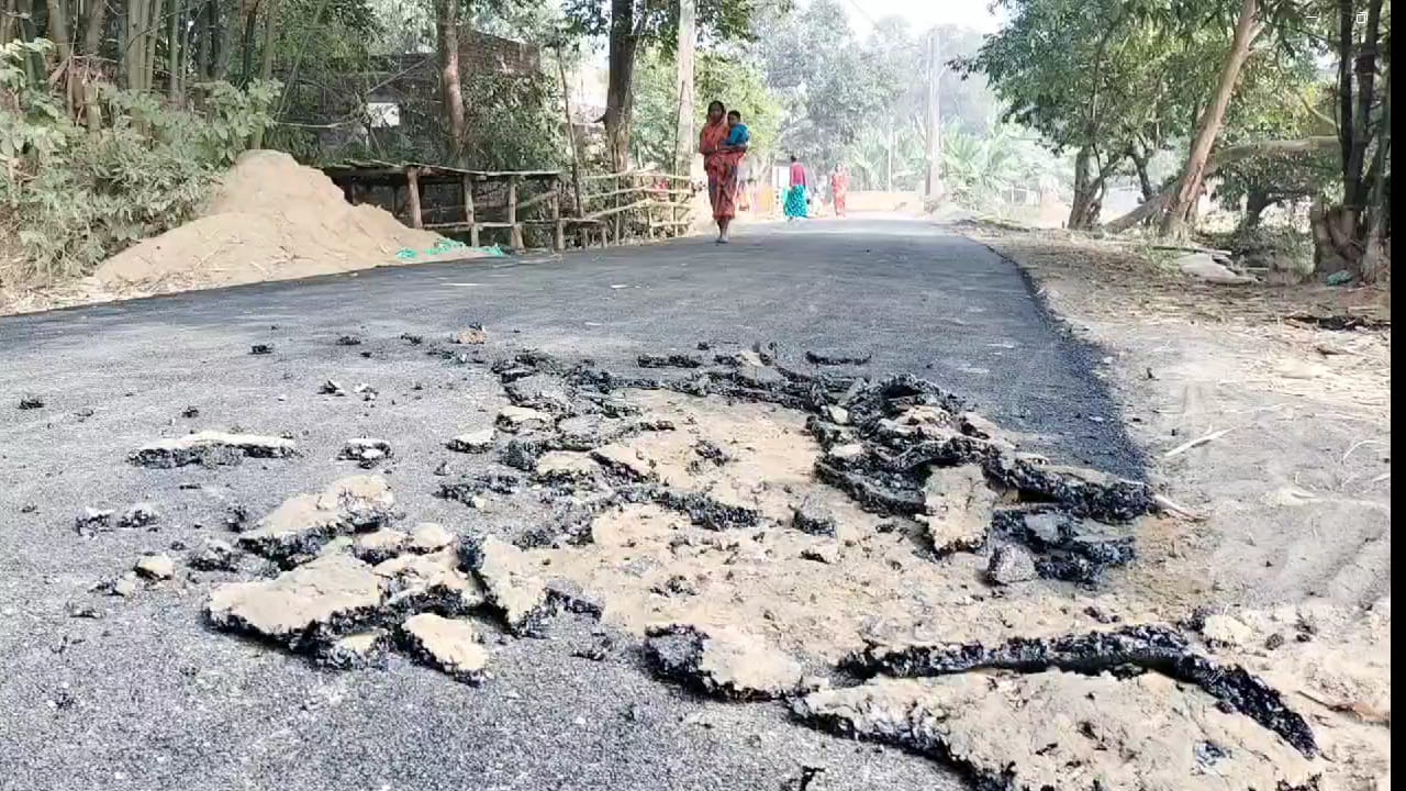 Poor Road Condition: রোডের নাম 'কাটমানি', দেখতে নাকি এমন হয়! - Bengali ...