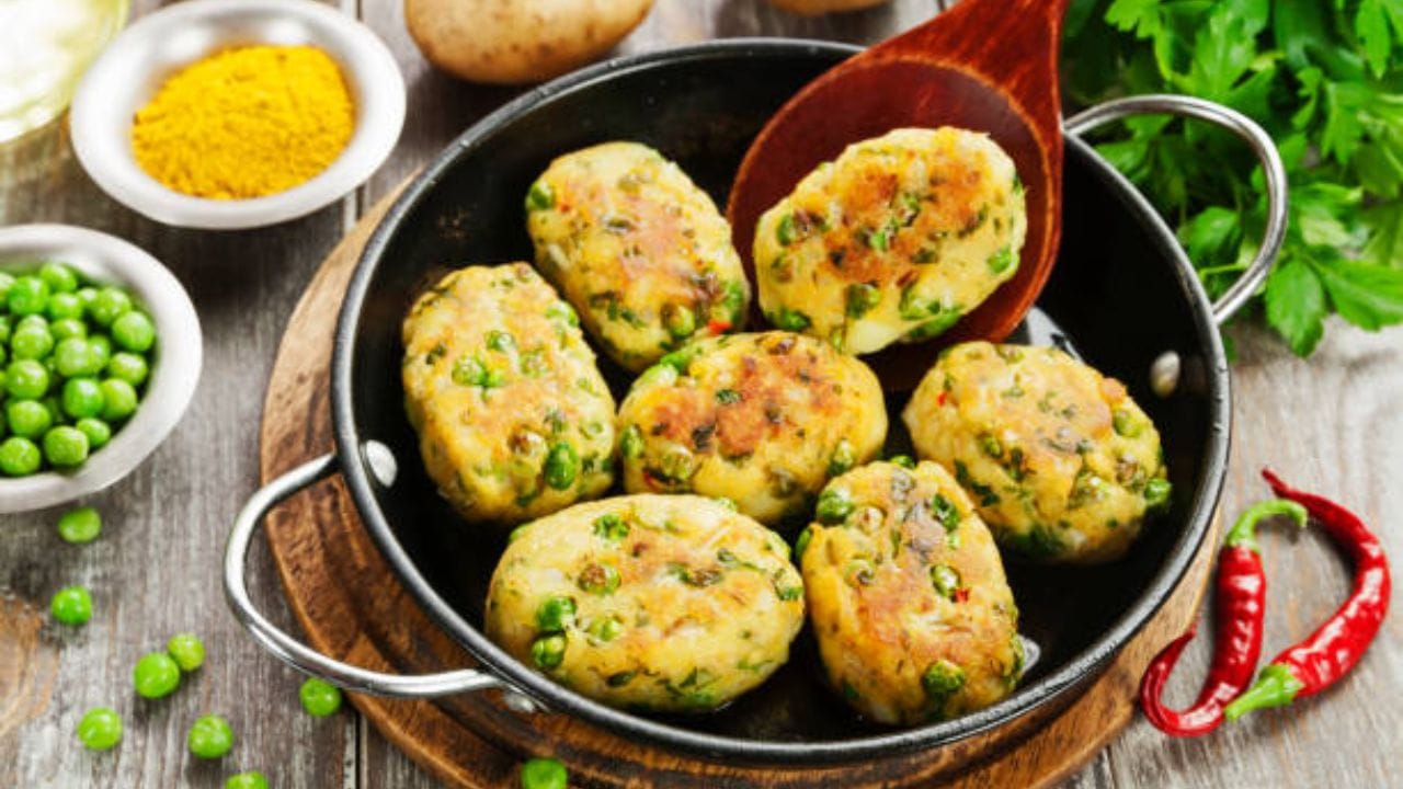 Green Peas Tikki: কচুরি নয় কাটলেট নয় কড়াইশুঁটির এই পিঠেও কিন্তু ...