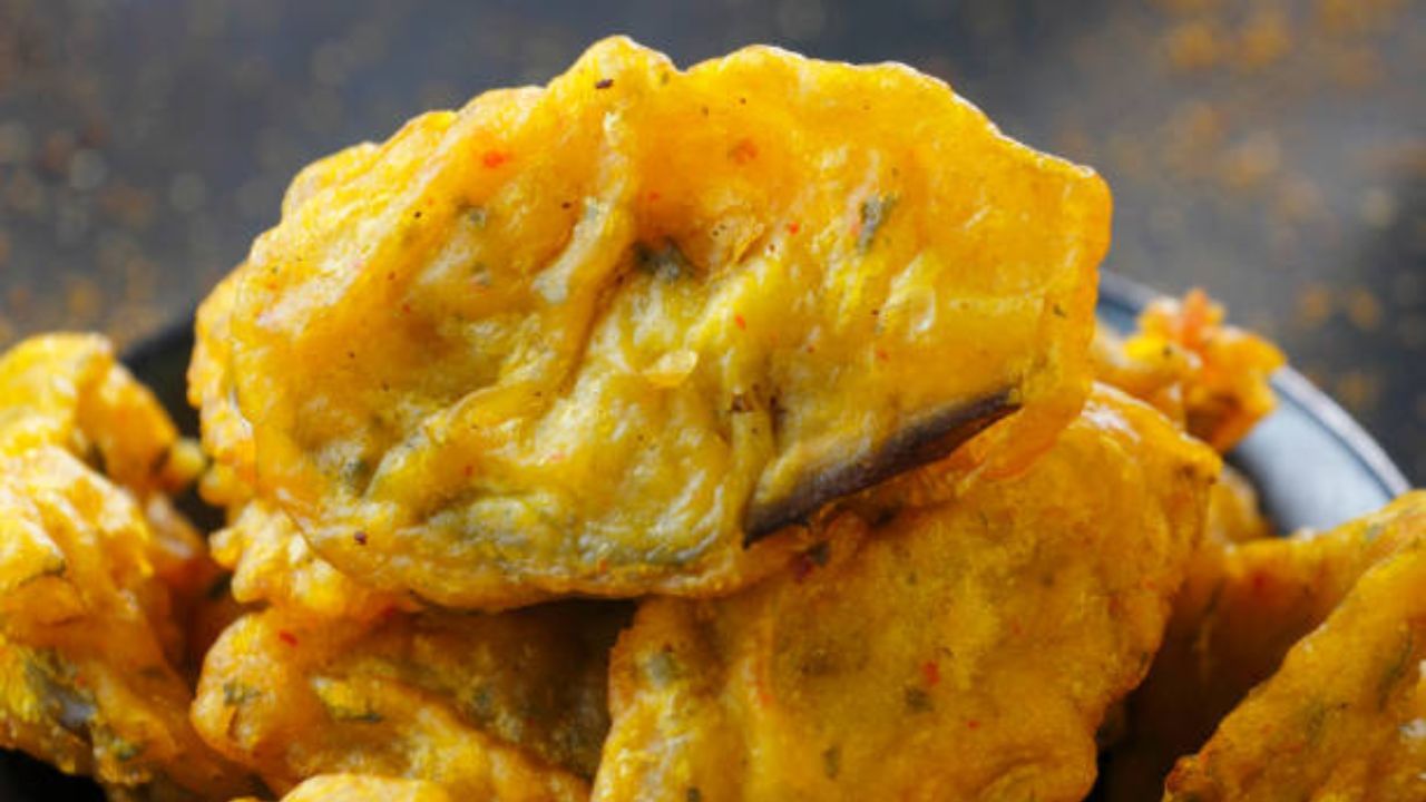 Beguni: খিচুড়ির সঙ্গে মুচমুচে গরম বেগুনি হলে মন্দ হয় না, ভাজার ...